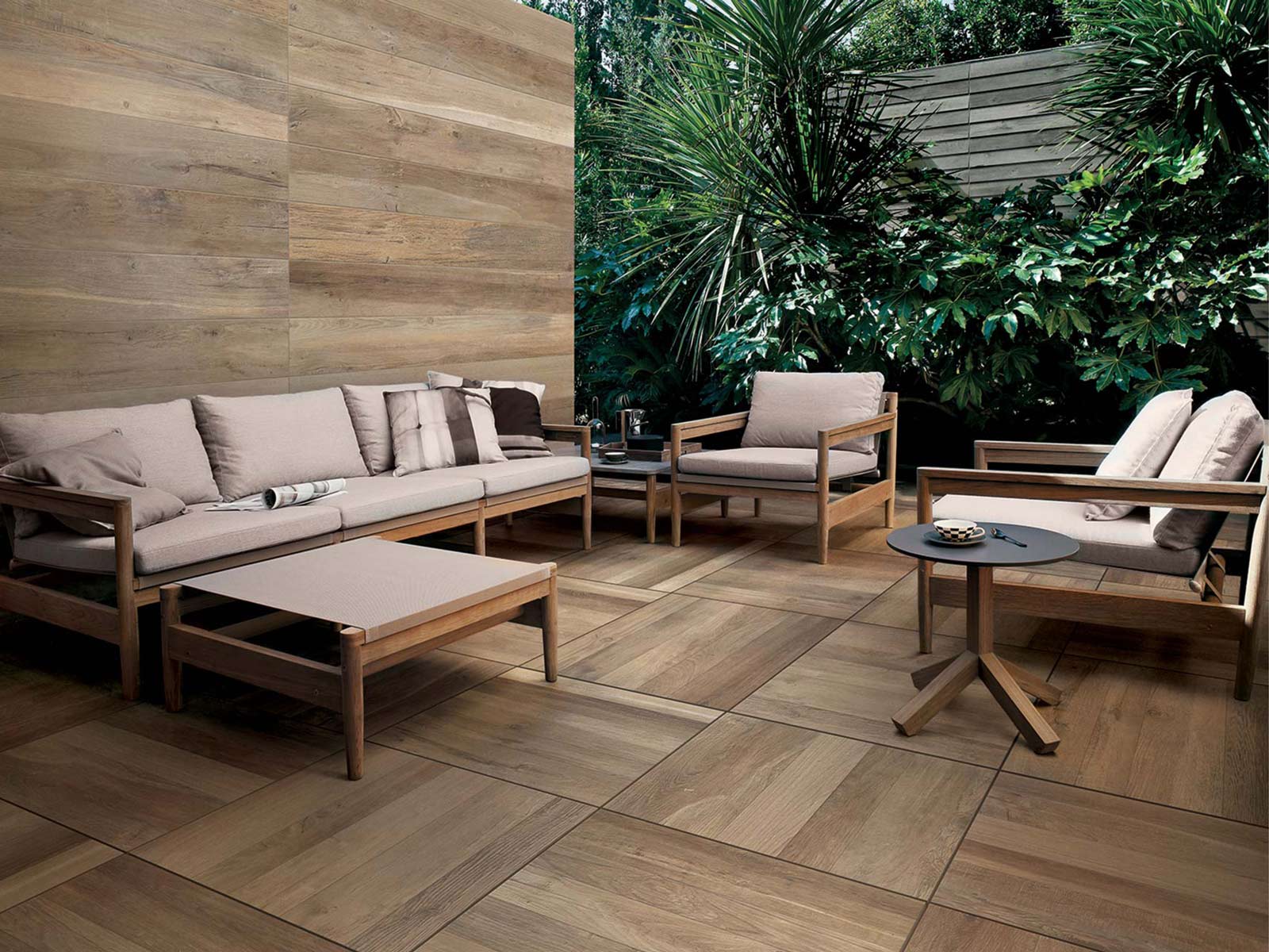 Moderne Terrasse mit Boden- und Wandbelag in Holzoptik - Granimor